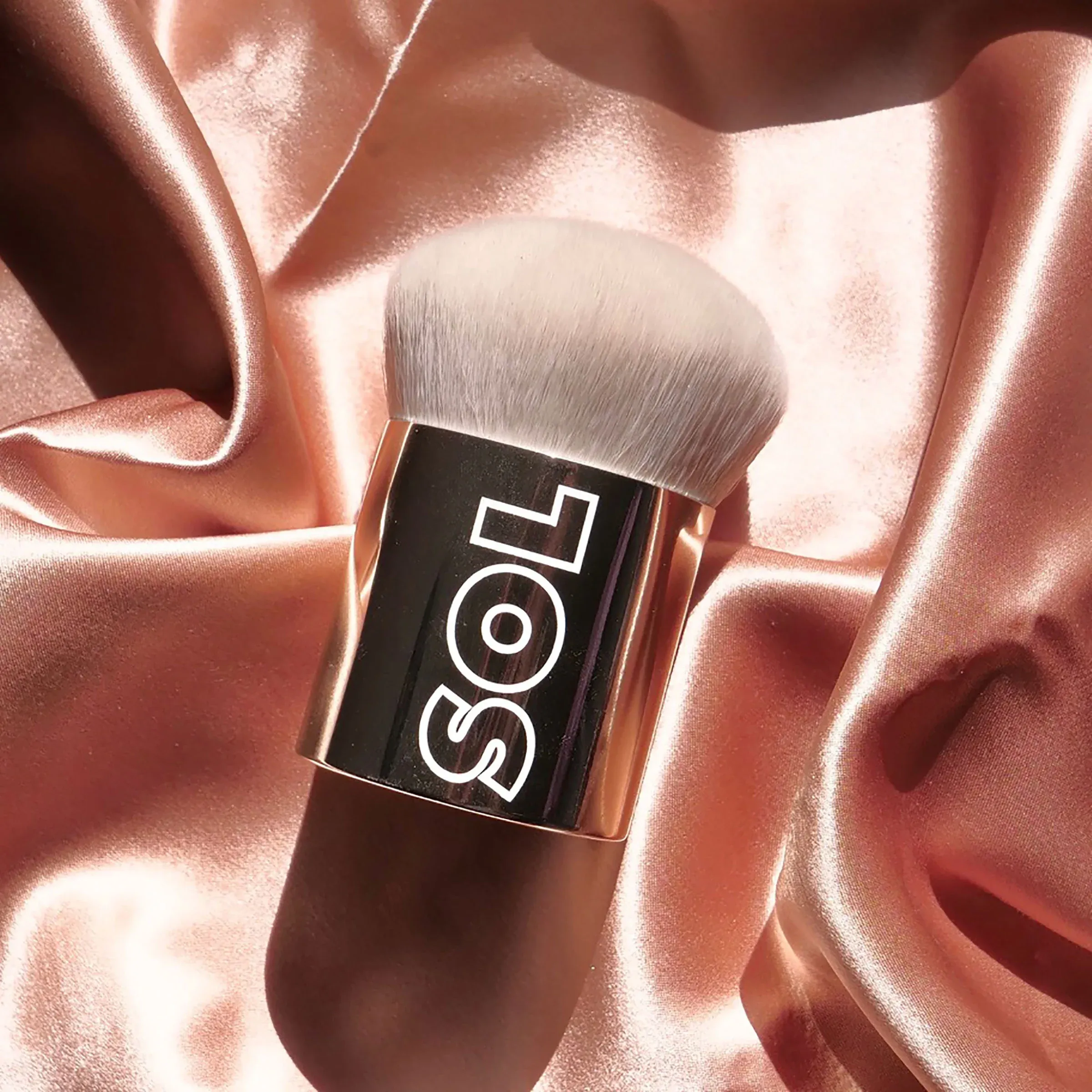 Body Kabuki Brush: The Secret to Smooth and Flawless Skin - Fay Brush