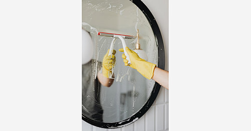 How to Clean an LED Mirror VS. an Ordinary Mirror - Tona Bath