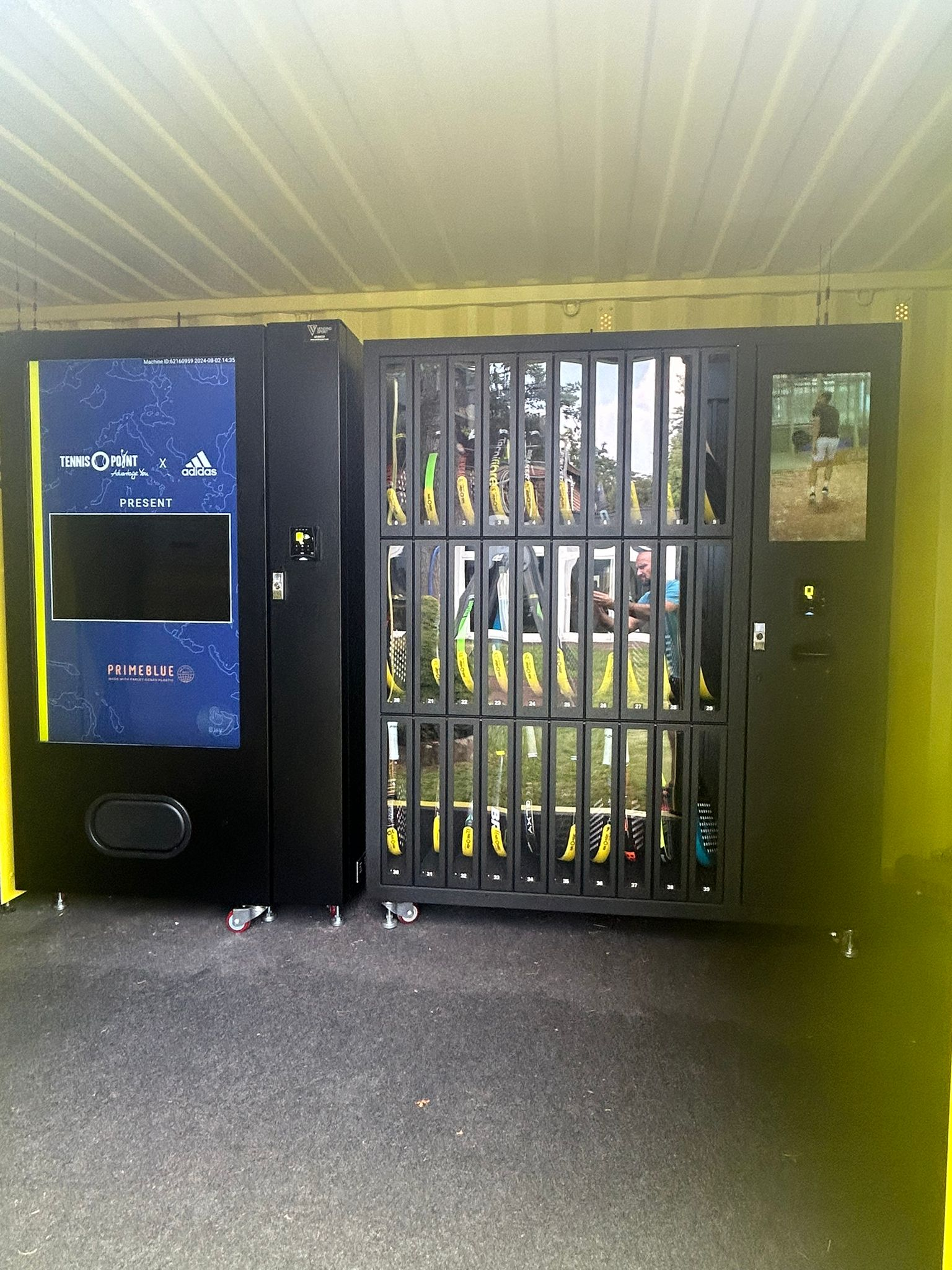 Badminton racket vending machine