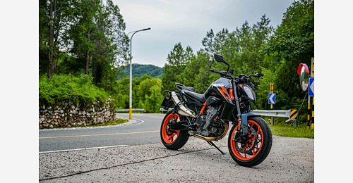 Car Comment: Super Edge out sheath, and fast and fierce ktm 890 Duke r ...
