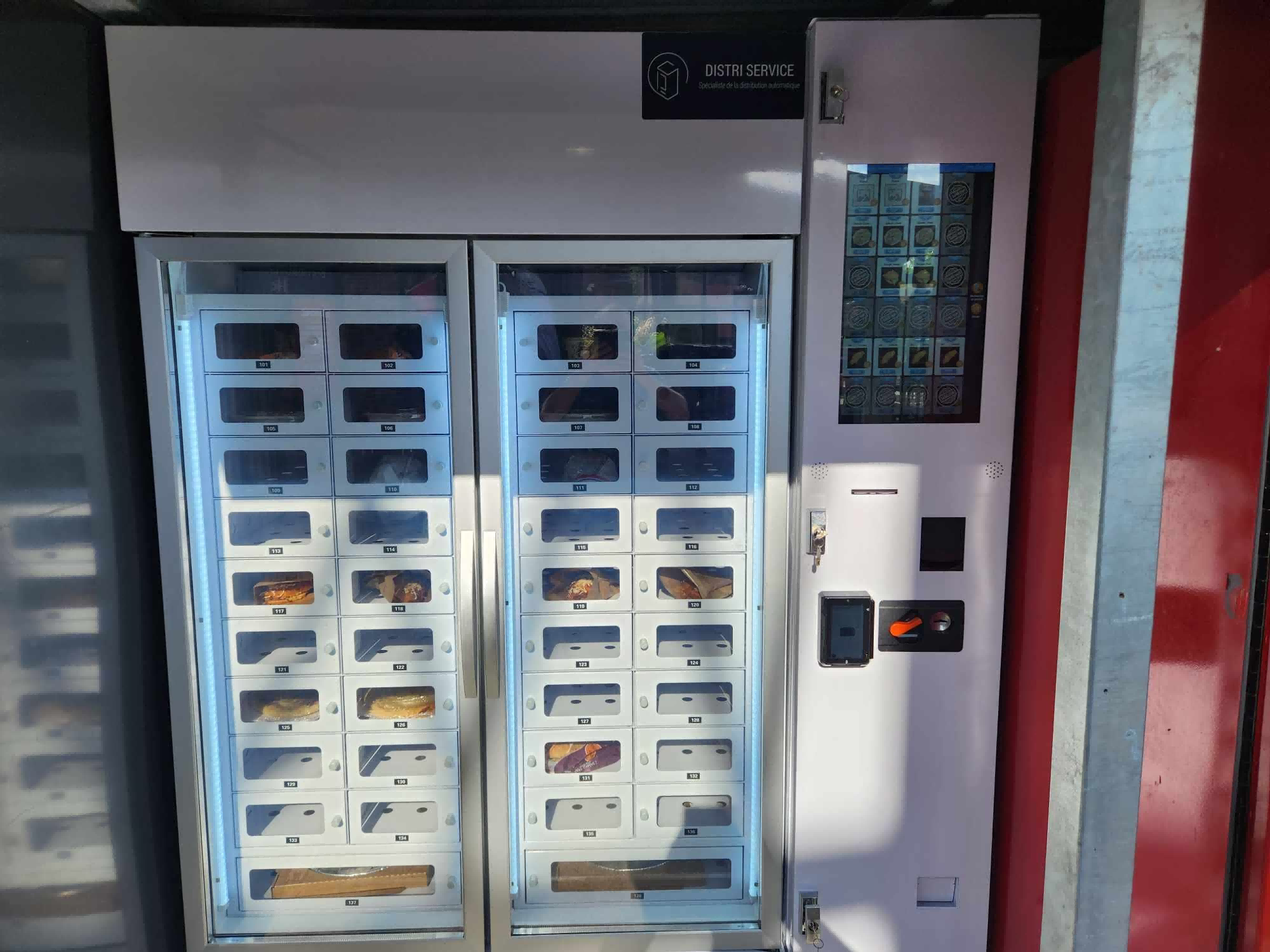 Refrigerated Cake Bread Vending Machine in France