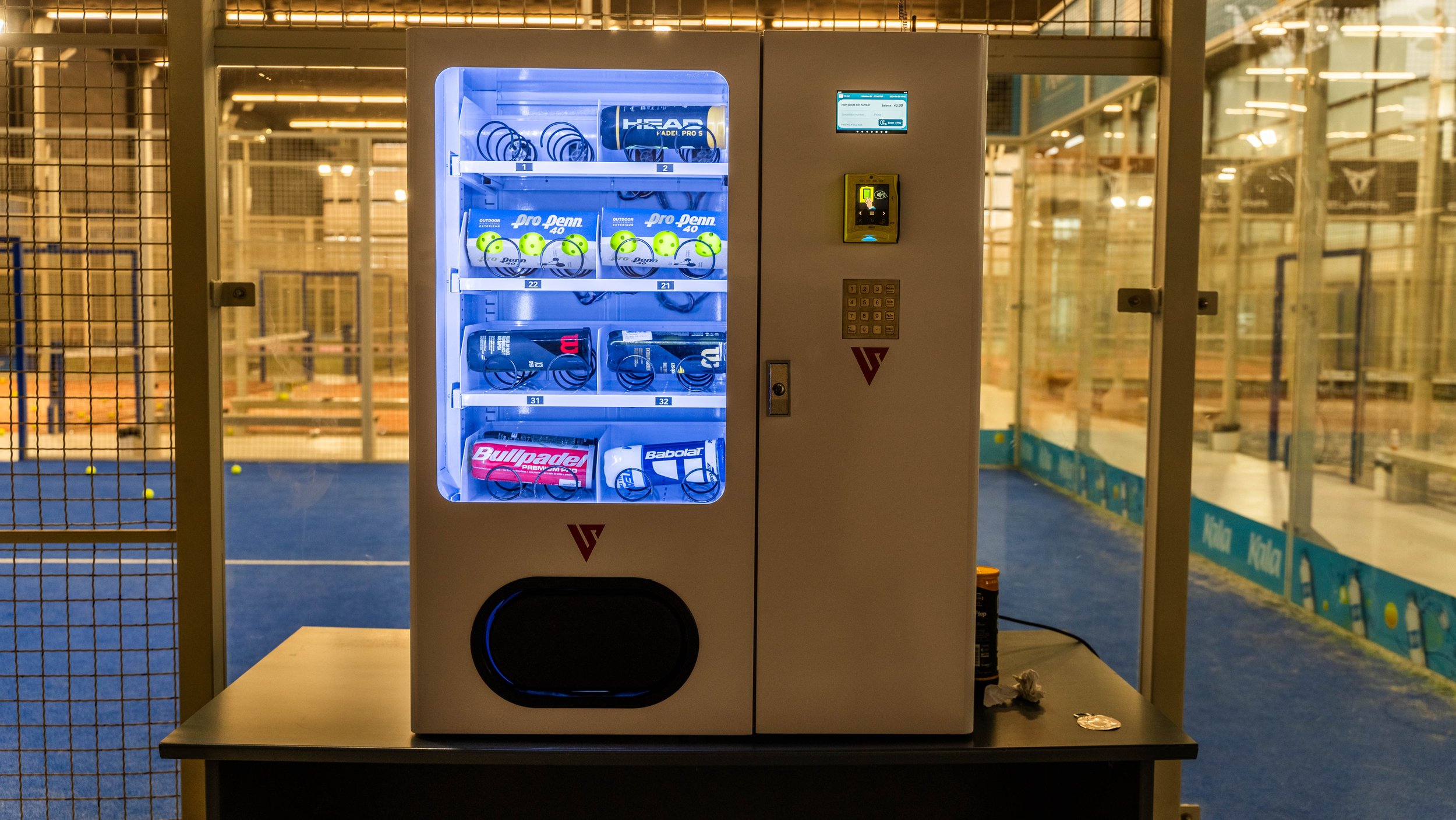 Desktop mini snack vending machine for small office