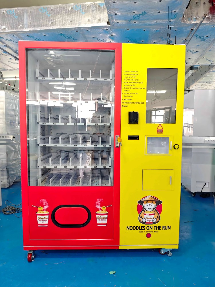 Cup noodle ramen vending machine with free hot water supply