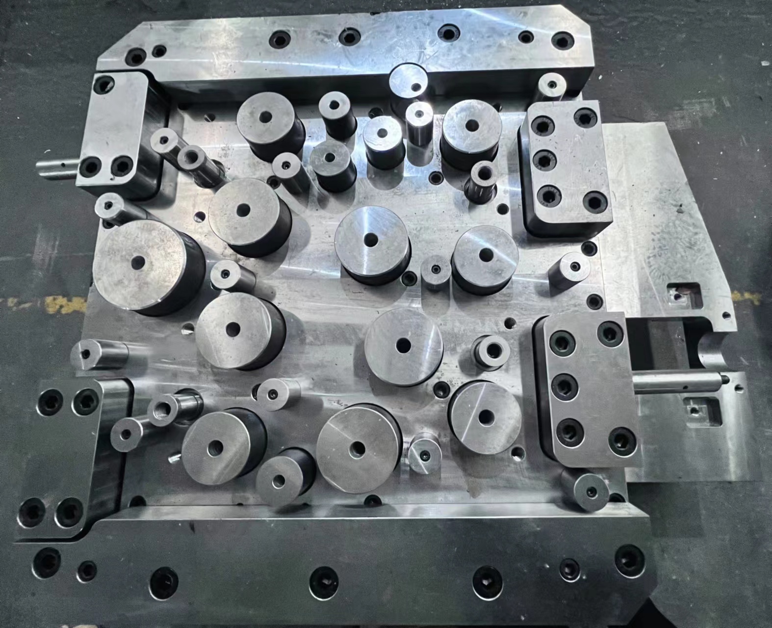 Magnesium alloy thixotropic injection molding technology and mold design