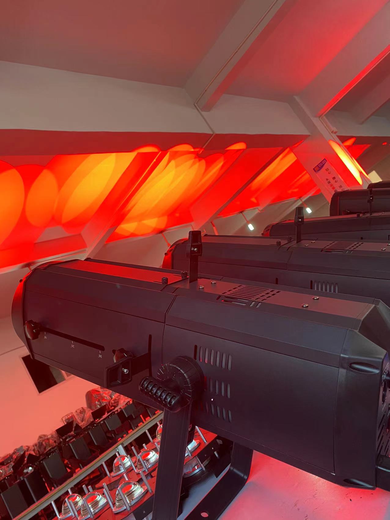 El leko profile LED zoom 5in1 de kingBird Lighting se utiliza en ...